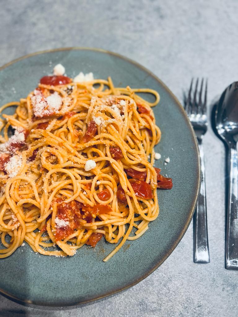 Pasta met heel veel knoflook en tomaten - Pieter en Casper van Vliet